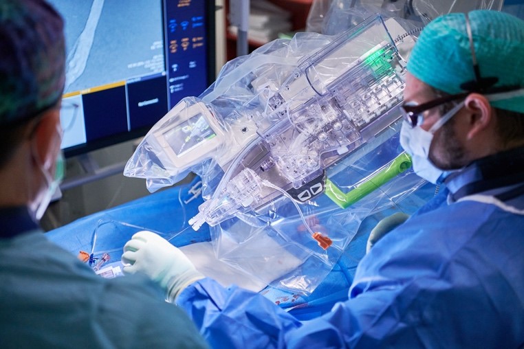 Interventions assistées par robot - Universitätsinstitut für ...